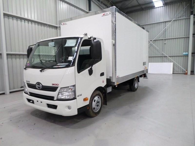 2017 HINO 300 SERIES - 616 - JTFD3955768 - JUST TRUCKS