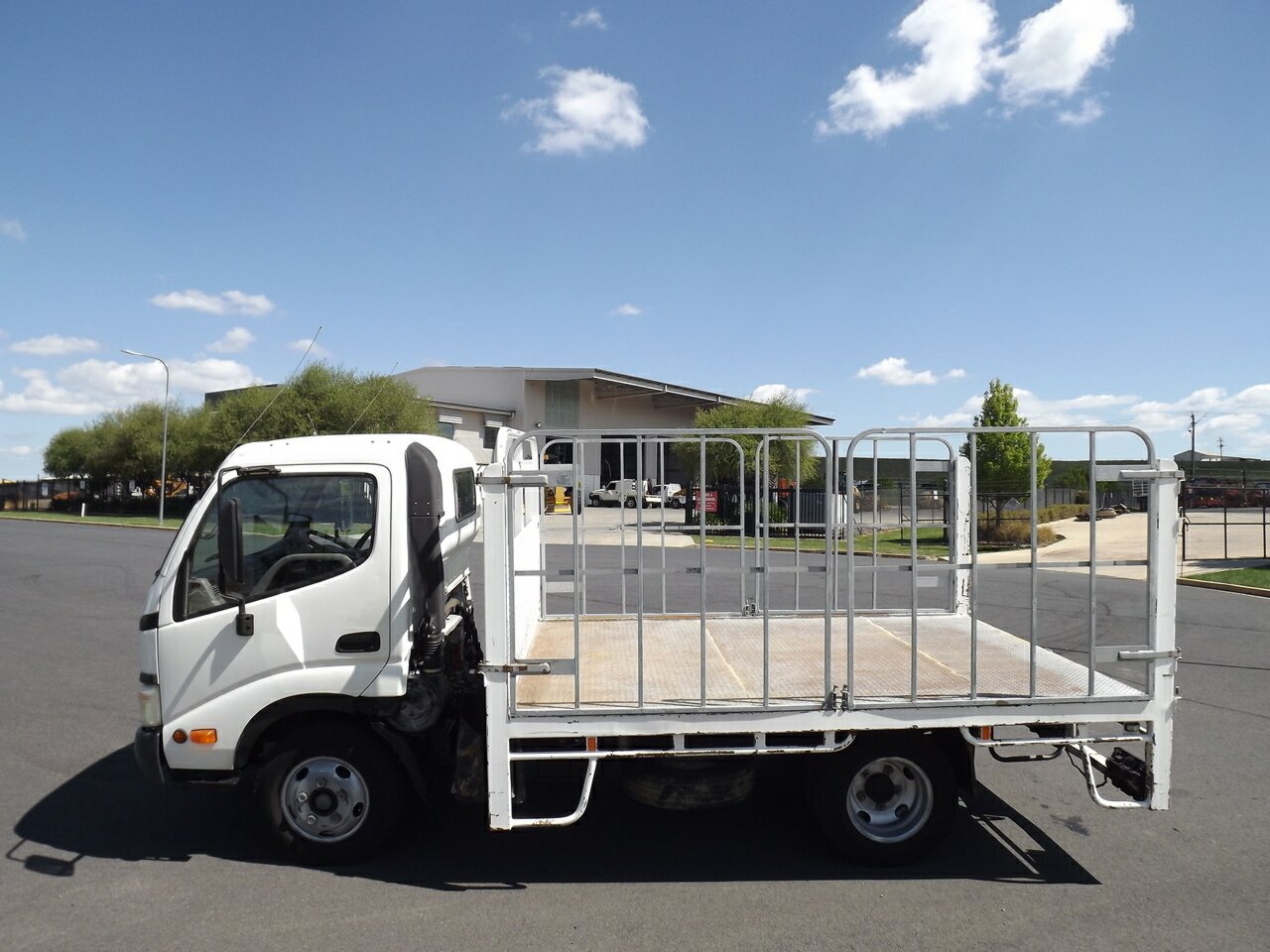 2006 HINO DUTRO 5 SP MANUAL 2D TABLETOP - JTFD5274069 - JUST TRUCKS
