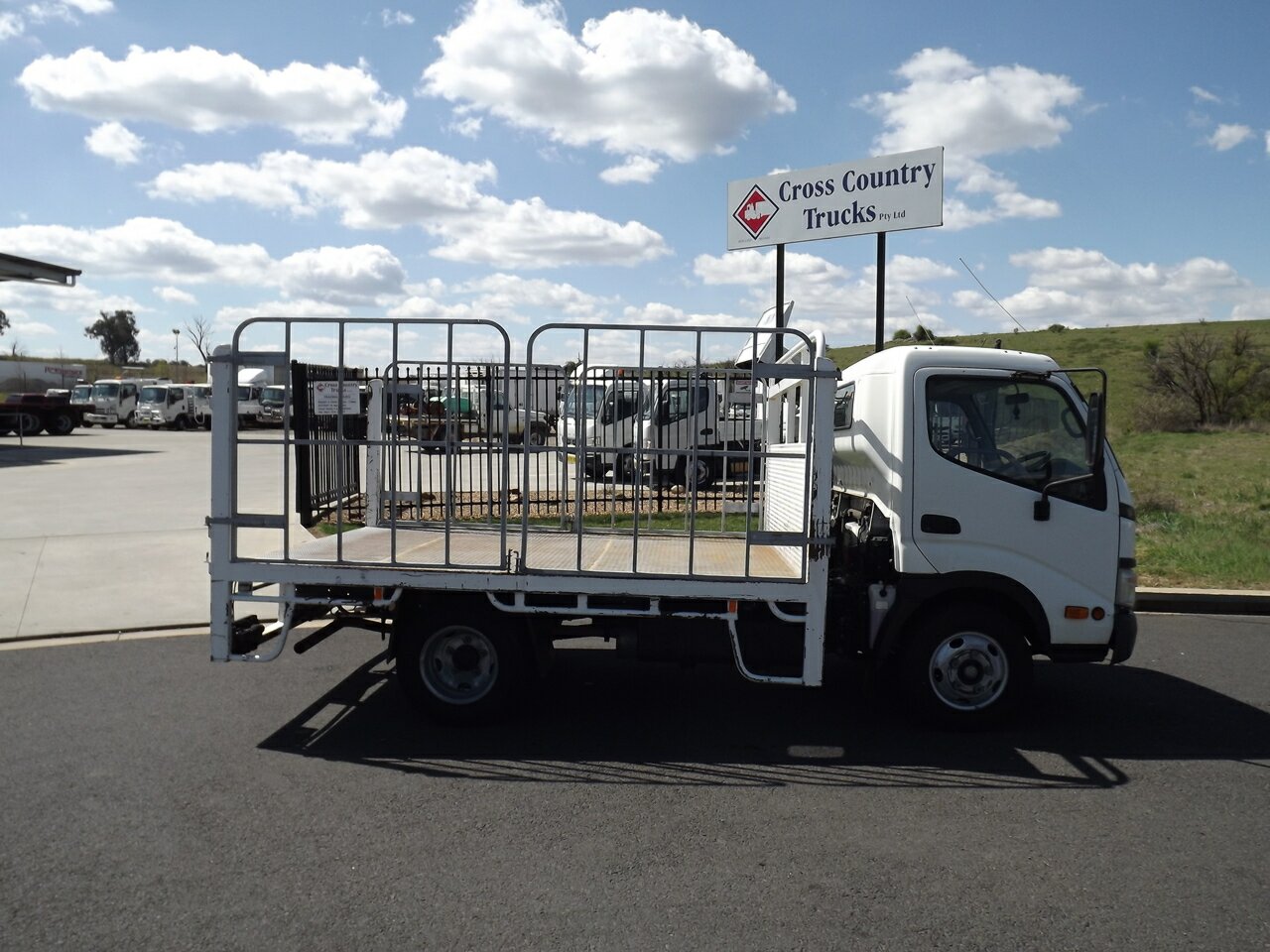 2006 HINO DUTRO 5 SP MANUAL 2D TABLETOP - JTFD5274069 - JUST TRUCKS