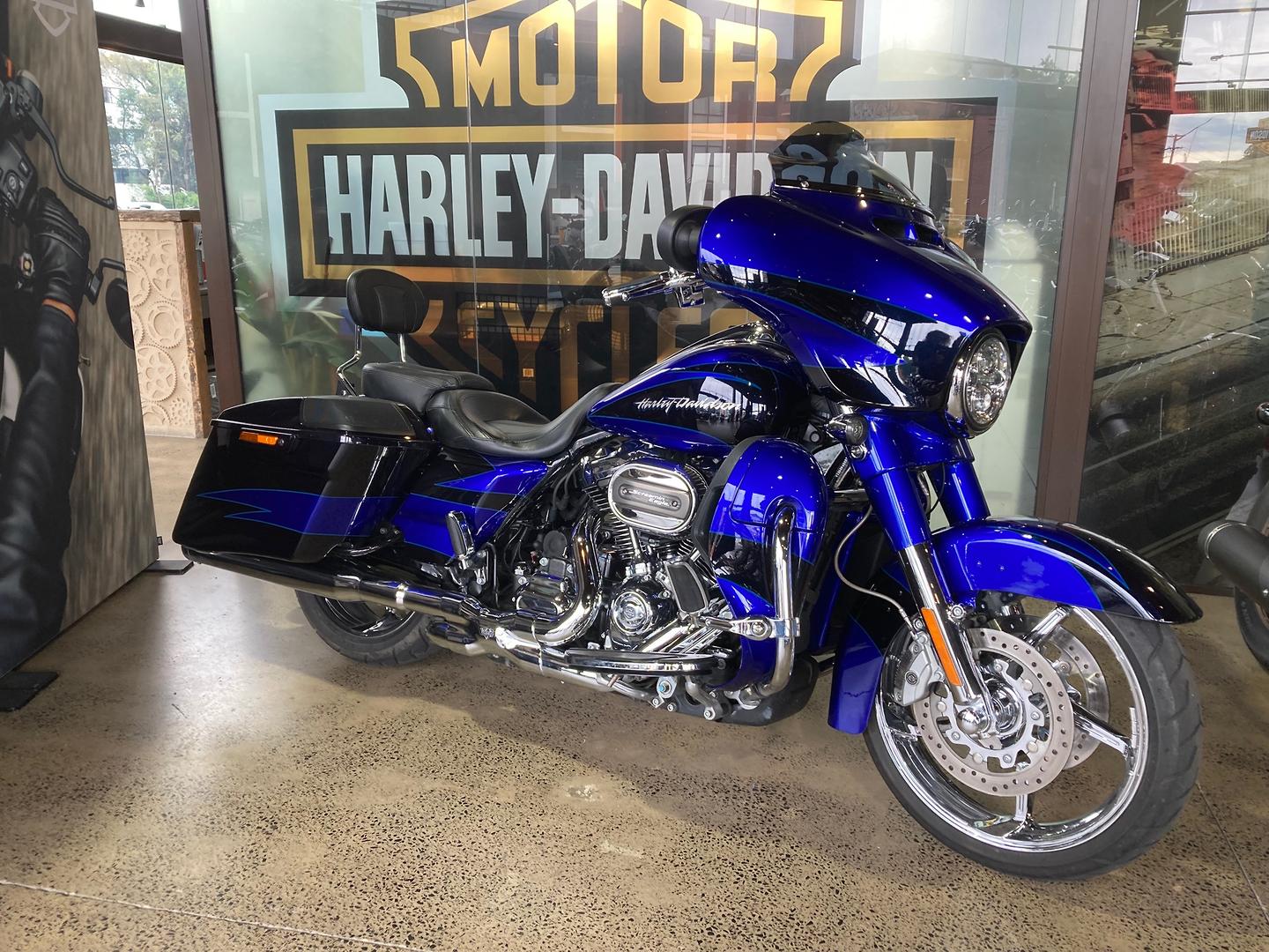 2017 HARLEY-DAVIDSON CVO STREET GLIDE 114 (FLHXSE) CRUISER - JBFD5245919 - JUST BIKES