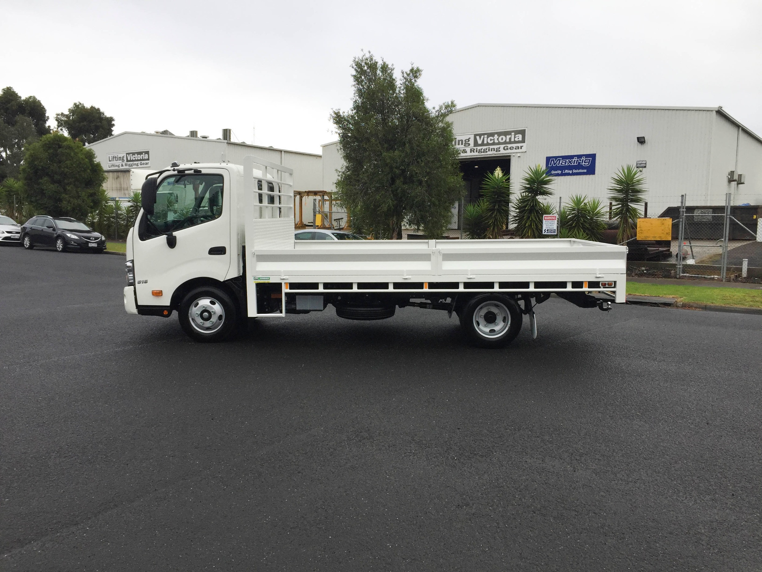 2022 HINO 616 - 300 SERIES AUTOMATIC TRAY - JTFD5220682 - JUST TRUCKS