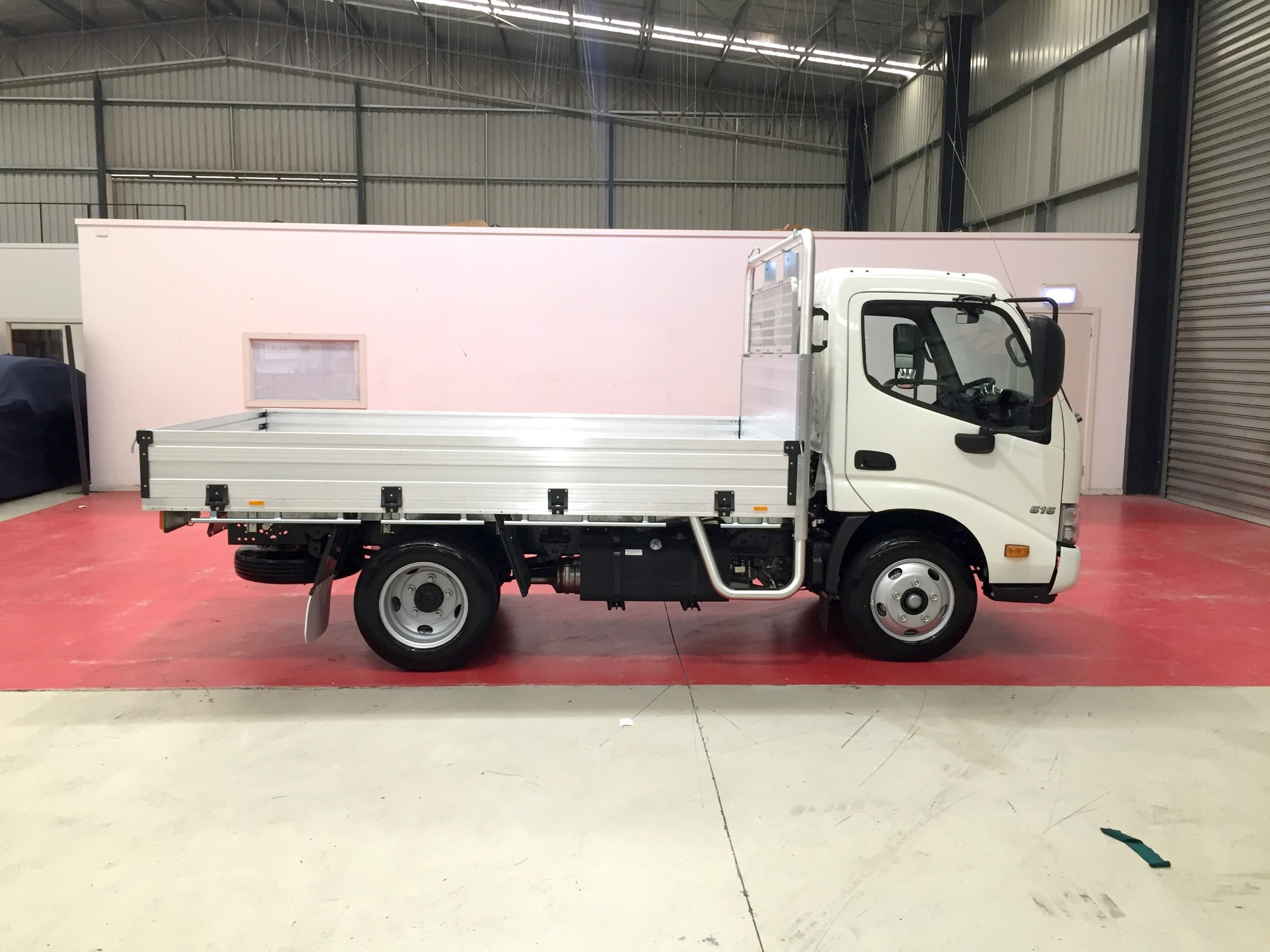 2022 HINO 616 - 300 SERIES AUTOMATIC TRAY - JTFD5220691 - JUST TRUCKS